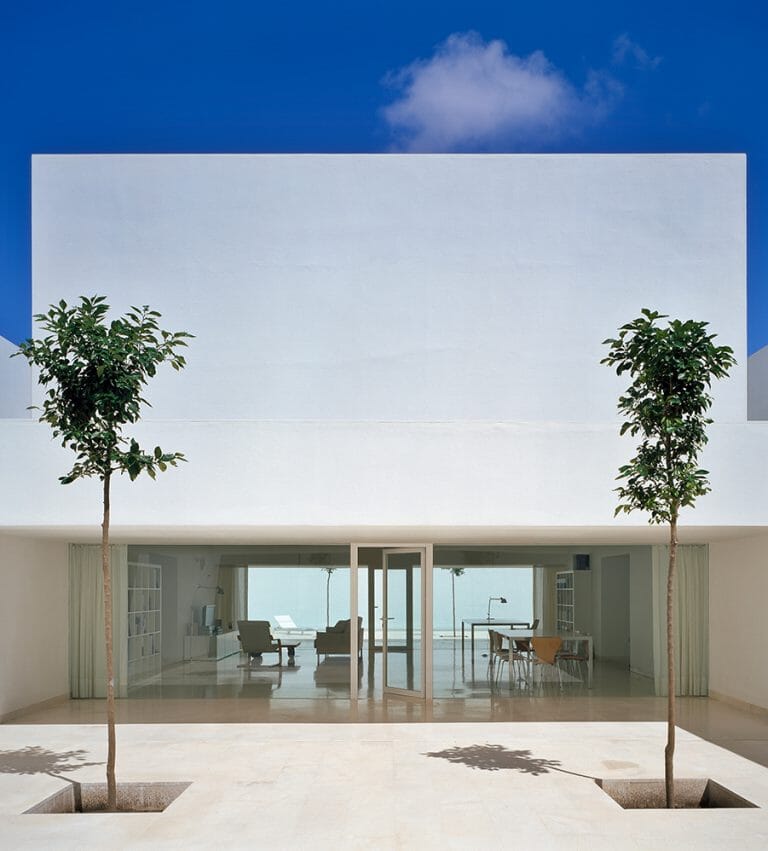 Courtyard architecture: 5 courtyards that invite the outdoors into the ...