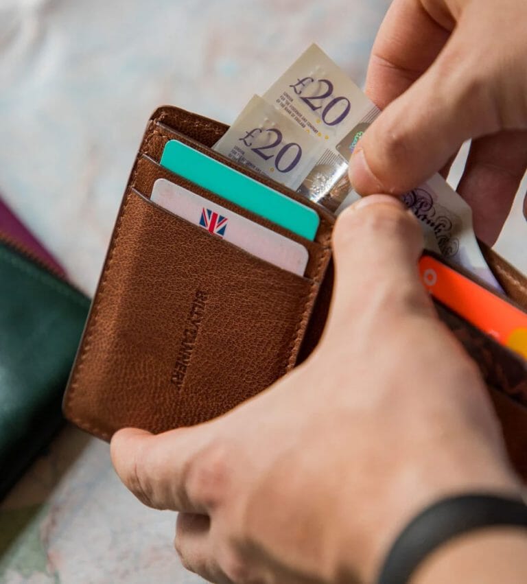 15 best minimalist wallets for men in 2022 | OPUMO Magazine