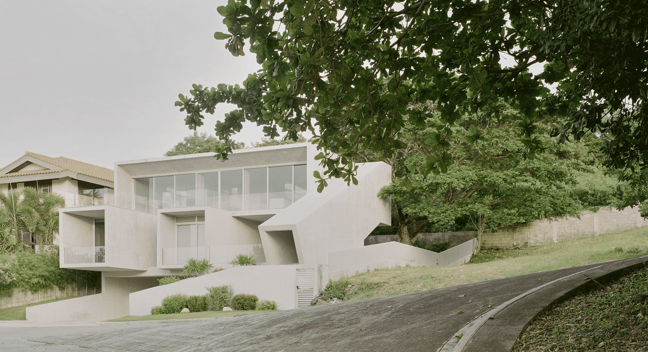 Stark beauty of a concrete house: FR House by CAZA Design | OPUMO Magazine